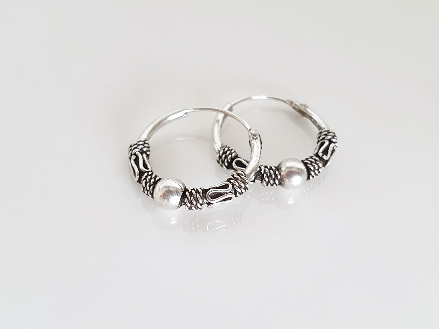 El Encanto de los Aretes de Plata de Ley: Elegancia y Durabilidad